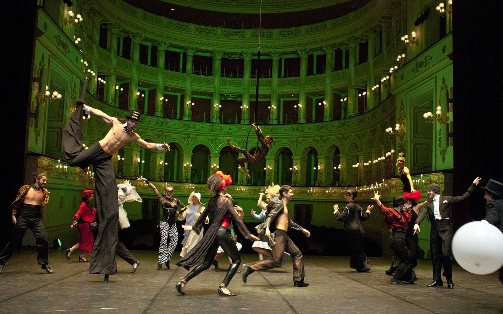Artemis Danza | FELLINIANA - Prospettiva Danza Teatro